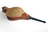 BELLOWS | English meaning - Cambridge Dictionary